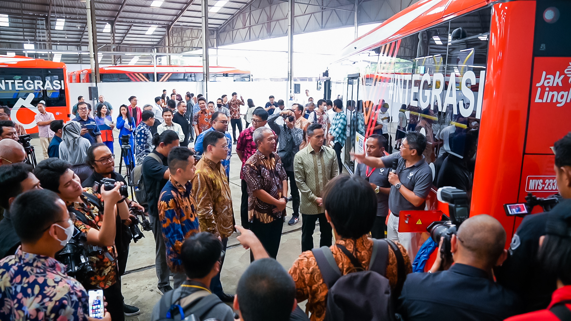 BYD Indonesia witnesses VKTR Group’s delivery of 22 buses to Mayasari